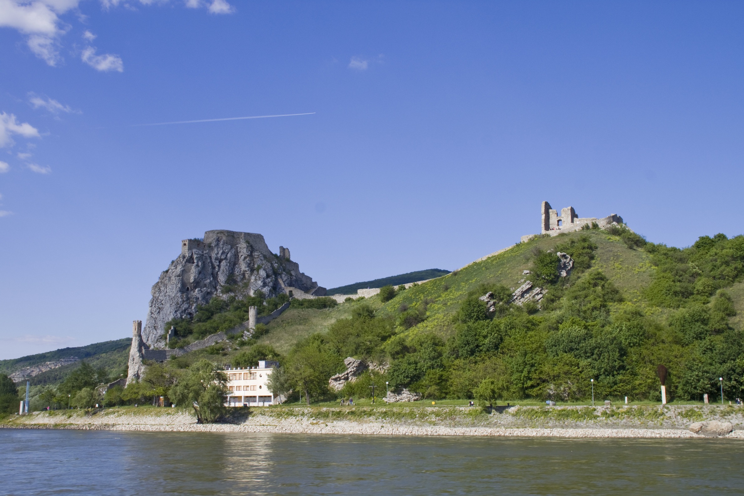 Die Ruine von Burg Devín und eine Weinverkostung der süßen Art | Travel ...